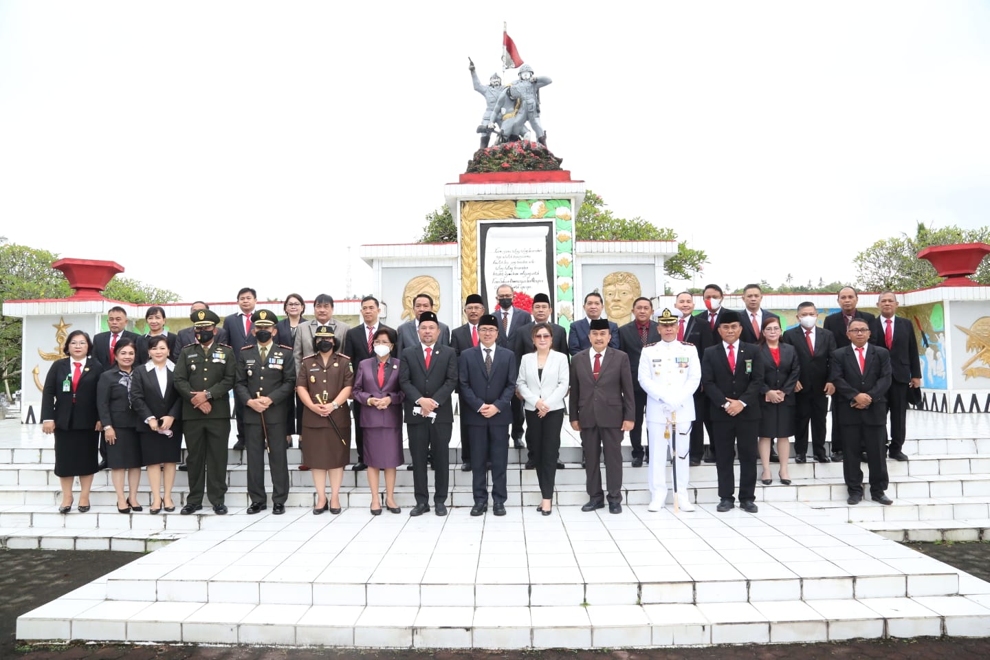 Kenang Jasa Para Pahlawan Jelang Hari Kemerdekaan, AA-RS Ziarah ke TMP - Spirit Kawanua News