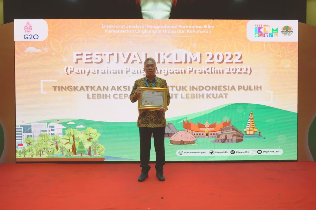 Lagi Bupati FDW Terima Piagam Penghargaan ProKlim Tahun 2022 - Spirit ...